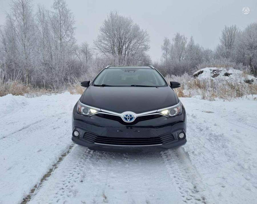 Black Toyota Auris 2017 in Siauliai, with an engine capacity of 1.80 L and mileage of 187 thousand km for 9250 €, photo 4 on AUTOMOTO.COM.LV