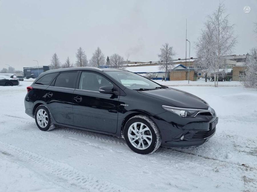 Black Toyota Auris 2017 in Siauliai, with an engine capacity of 1.80 L and mileage of 187 thousand km for 9250 €, photo 6 on AUTOMOTO.COM.LV