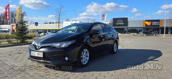 Melns Toyota Auris 2017 Tallina, ar dzinēja tilpumu 1.60 L un nobraukumu 98 tūkst. km par 13300 €, foto  vietnē AUTOMOTO.COM.LV