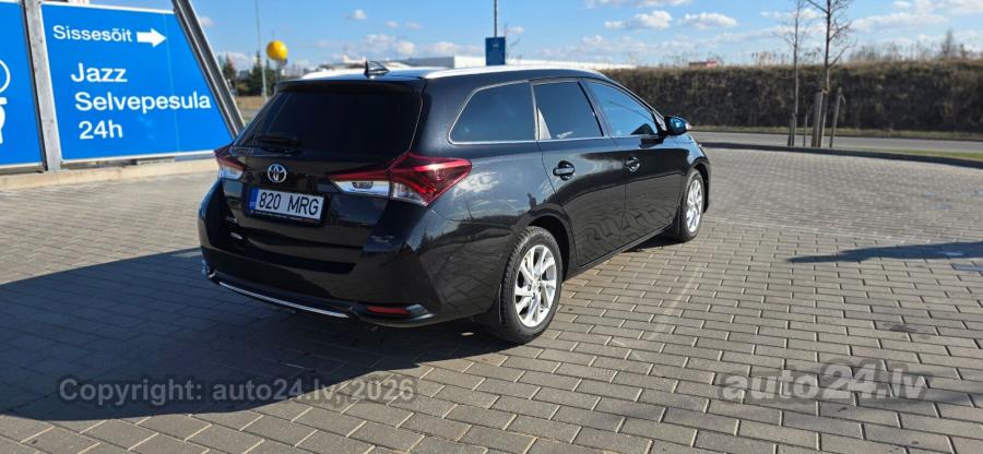 Melns Toyota Auris 2017 Tallina, ar dzinēja tilpumu 1.60 L un nobraukumu 98 tūkst. km par 13300 €, foto 5 vietnē AUTOMOTO.COM.LV