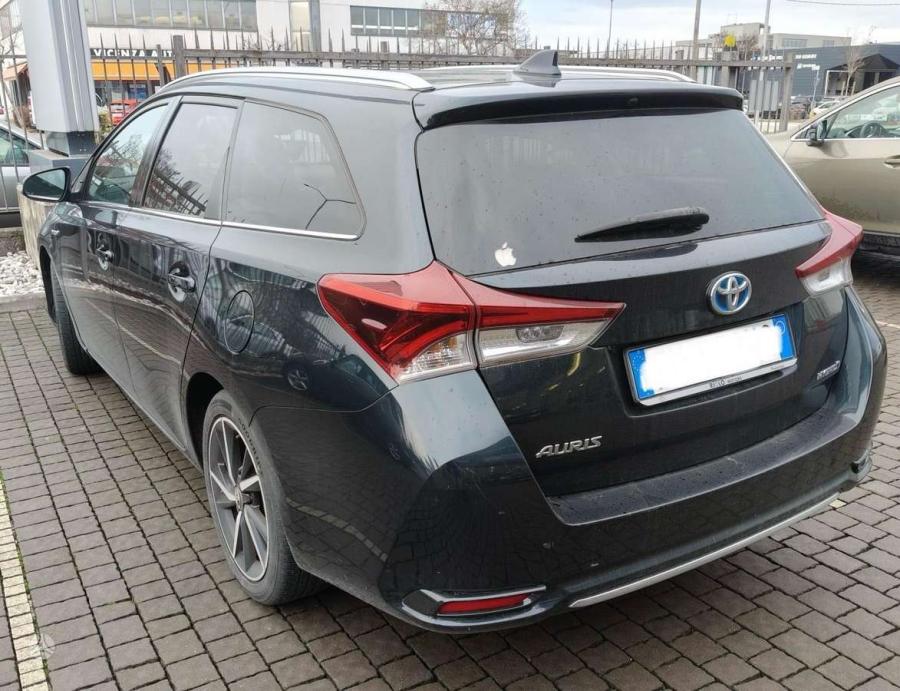 Black Toyota Auris 2018 in Vilnius, with an engine capacity of 1.80 L and mileage of 100 thousand km for 13999 €, photo 2 on AUTOMOTO.COM.LV