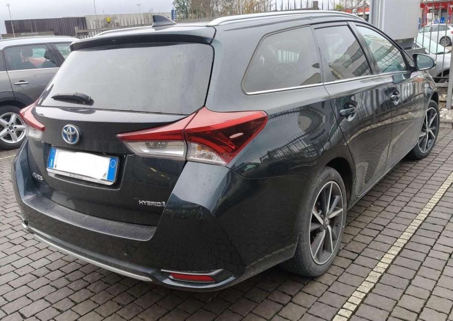 Black Toyota Auris 2018 in Vilnius, with an engine capacity of 1.80 L and mileage of 100 thousand km for 13999 €, photo 3 on AUTOMOTO.COM.LV
