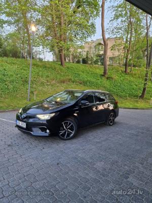 Melns Toyota Auris 2018 Tallina, ar dzinēja tilpumu 1.80 L un nobraukumu 146 tūkst. km par 14500 €, foto  vietnē AUTOMOTO.COM.LV