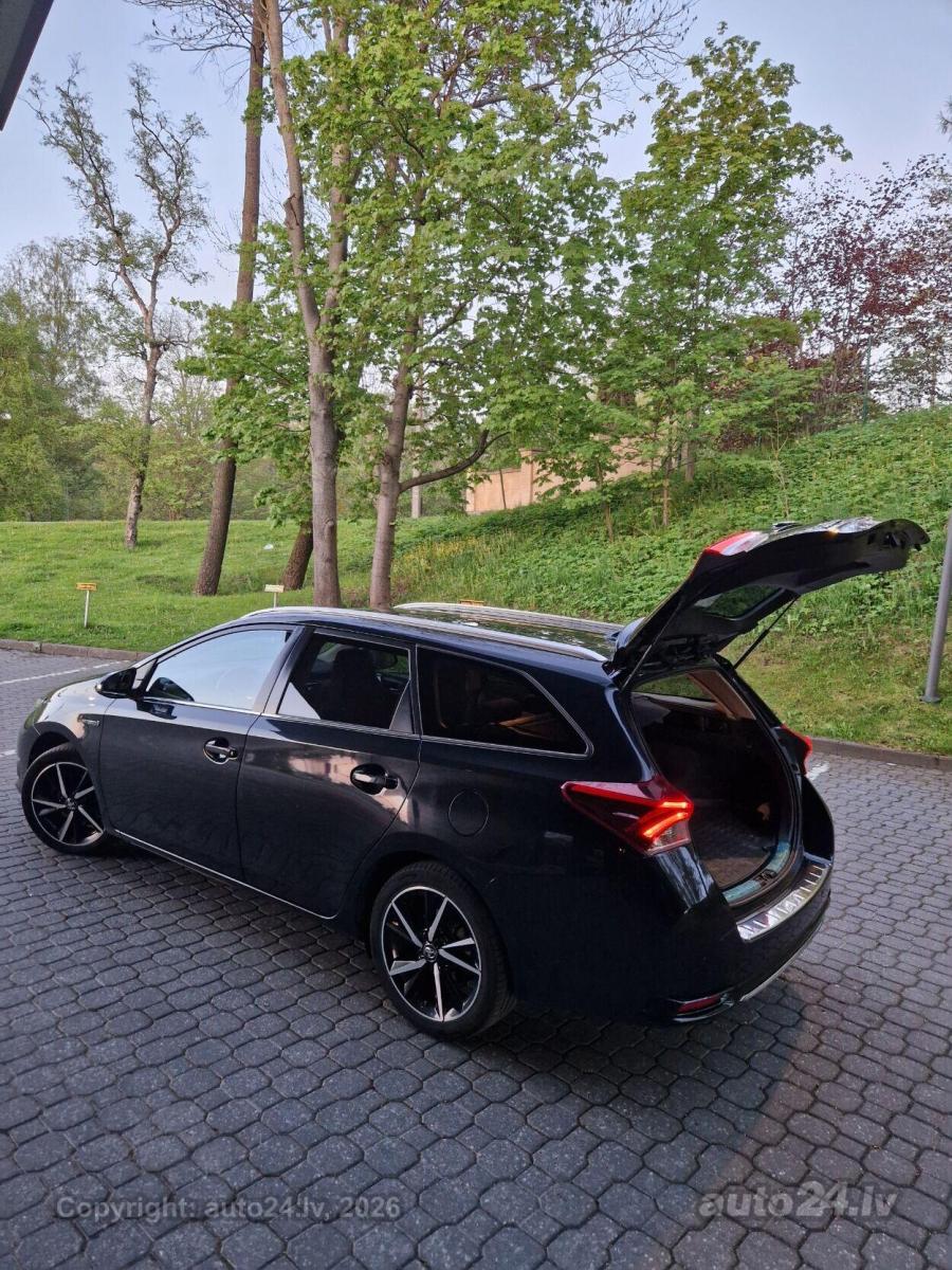 Black Toyota Auris 2018 in Tallinn, with an engine capacity of 1.80 L and mileage of 146 thousand km for 14500 €, photo 8 on AUTOMOTO.COM.LV