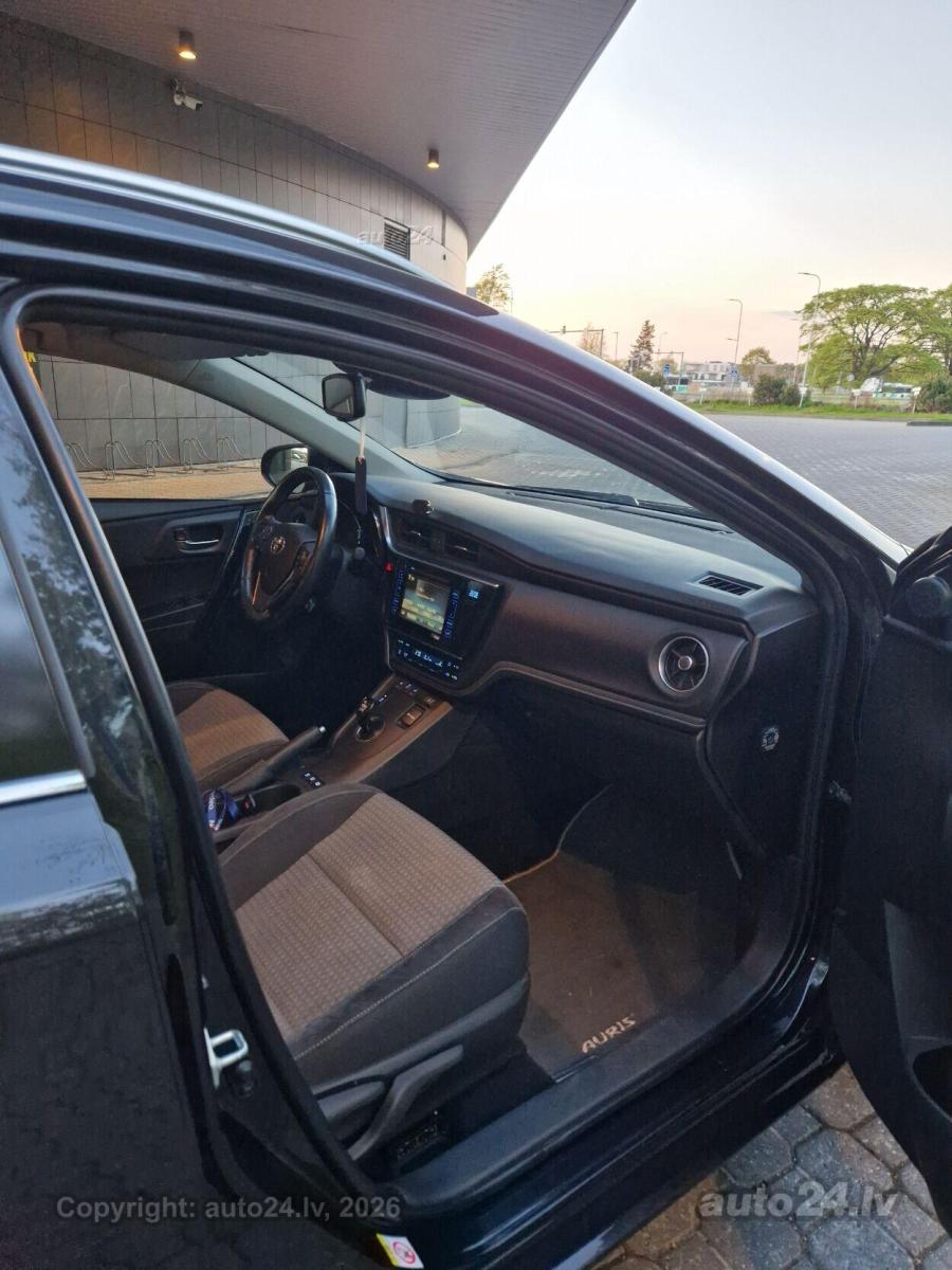 Black Toyota Auris 2018 in Tallinn, with an engine capacity of 1.80 L and mileage of 146 thousand km for 14500 €, photo 10 on AUTOMOTO.COM.LV
