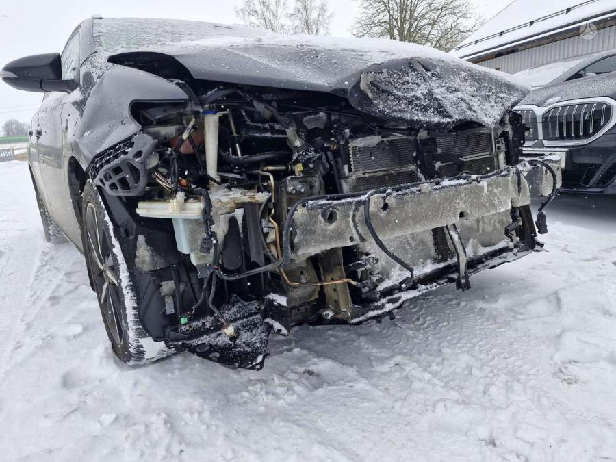 Black Toyota Auris 2018 in Marijampole, with an engine capacity of 1.80 L and mileage of 112 thousand km for 7300 €, photo 2 on AUTOMOTO.COM.LV