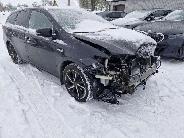 Melns Toyota Auris 2018 Marijampole, ar dzinēja tilpumu 1.80 L un nobraukumu 112 tūkst. km par 7300 €, foto 3 vietnē AUTOMOTO.COM.LV