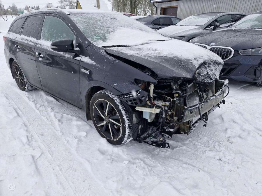 Black Toyota Auris 2018 in Marijampole, with an engine capacity of 1.80 L and mileage of 112 thousand km for 7300 €, photo 3 on AUTOMOTO.COM.LV