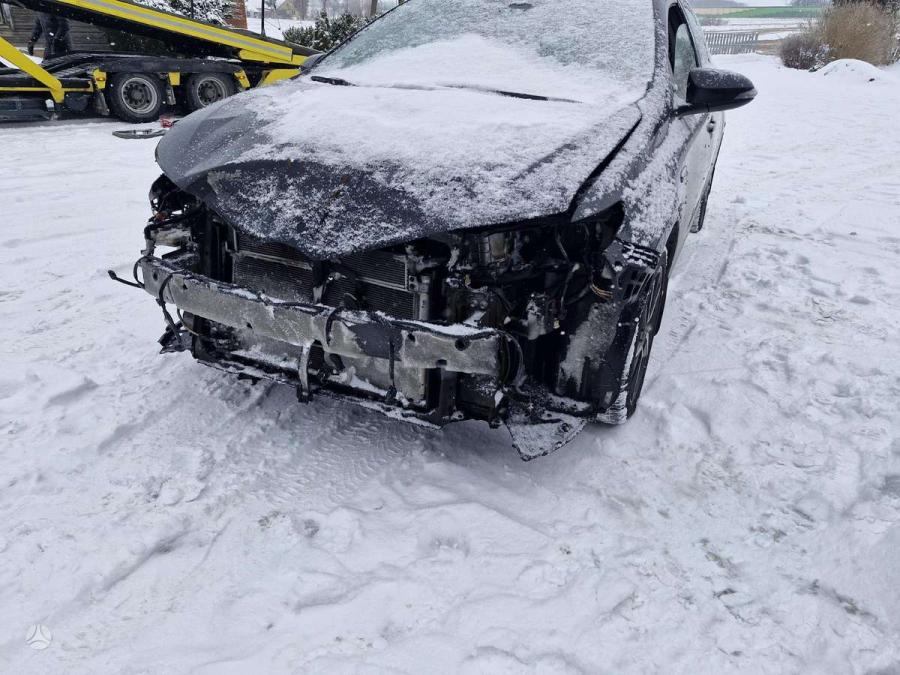 Black Toyota Auris 2018 in Marijampole, with an engine capacity of 1.80 L and mileage of 112 thousand km for 7300 €, photo 5 on AUTOMOTO.COM.LV