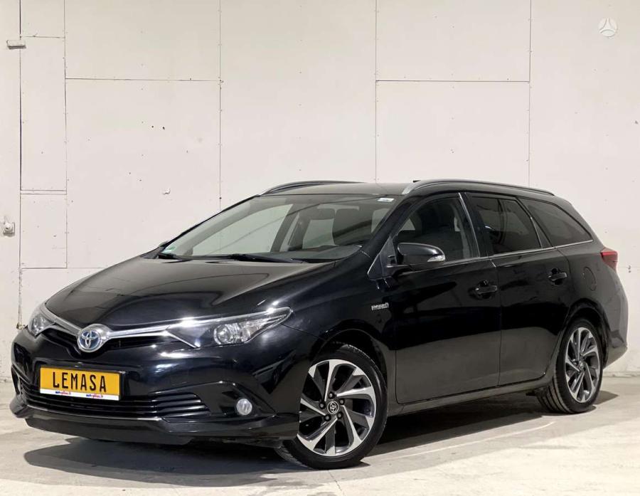 Black Toyota Auris 2018 in Klaipeda, with an engine capacity of 1.80 L and mileage of 256 thousand km for 9999 €, photo 1 on AUTOMOTO.COM.LV