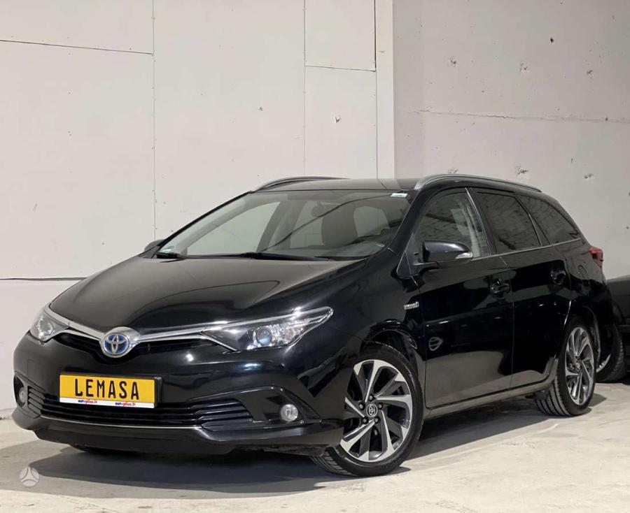 Black Toyota Auris 2018 in Klaipeda, with an engine capacity of 1.80 L and mileage of 256 thousand km for 9999 €, photo 4 on AUTOMOTO.COM.LV