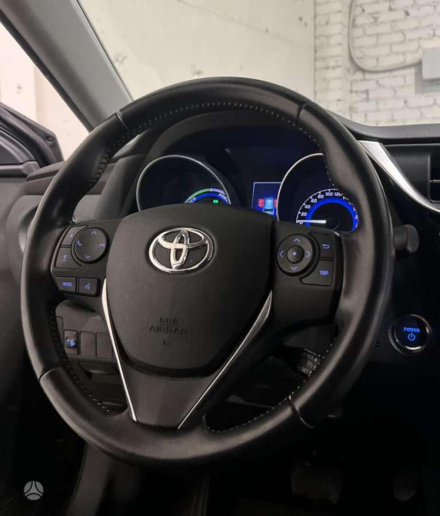 Black Toyota Auris 2018 in Klaipeda, with an engine capacity of 1.80 L and mileage of 256 thousand km for 9999 €, photo 6 on AUTOMOTO.COM.LV
