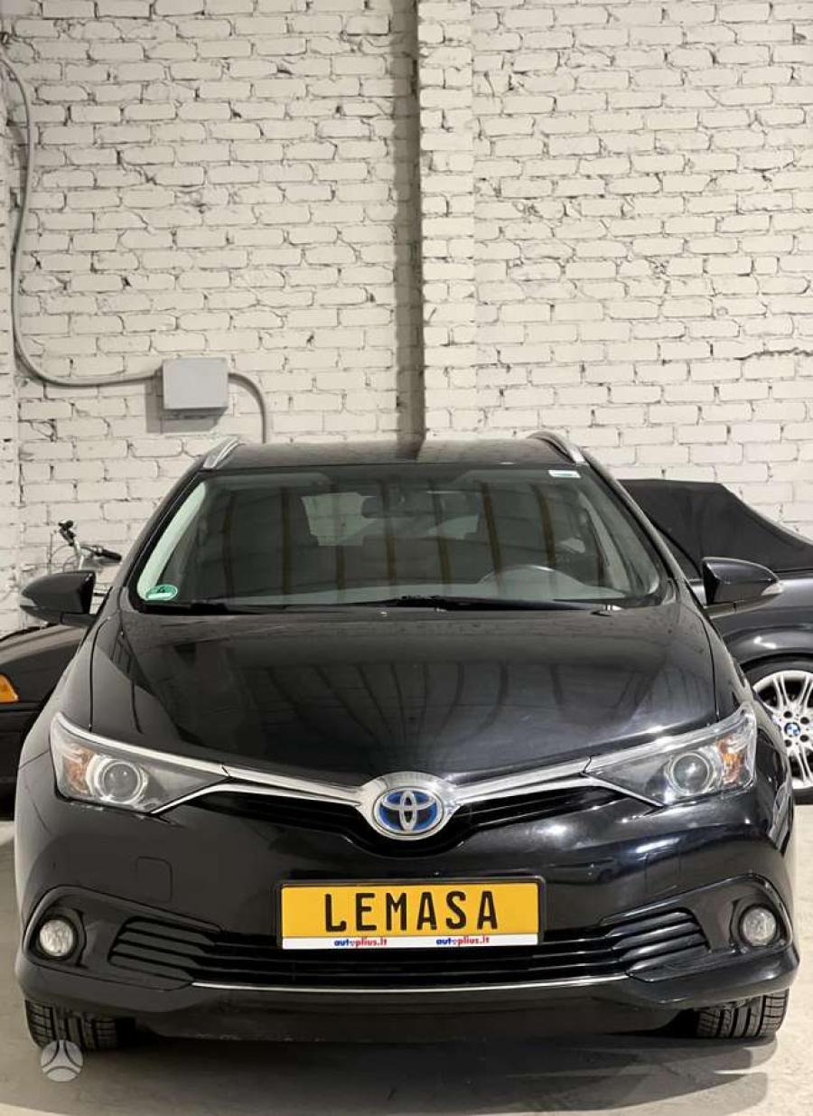 Black Toyota Auris 2018 in Klaipeda, with an engine capacity of 1.80 L and mileage of 256 thousand km for 9999 €, photo 8 on AUTOMOTO.COM.LV