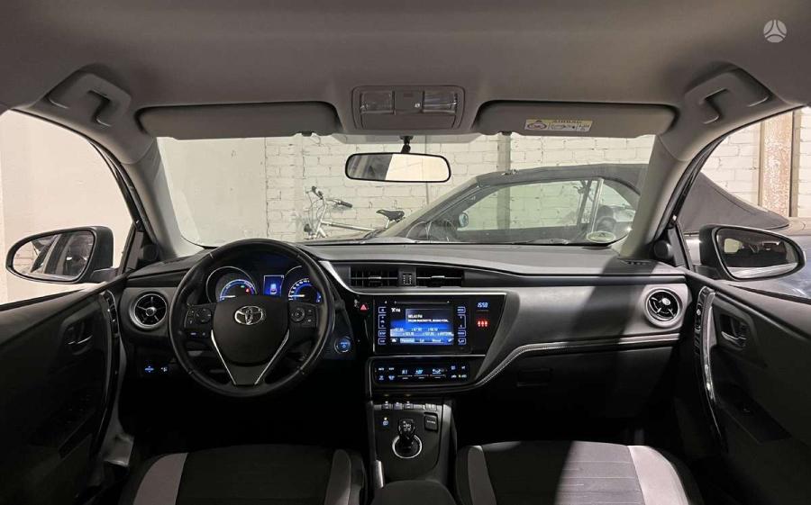 Black Toyota Auris 2018 in Klaipeda, with an engine capacity of 1.80 L and mileage of 256 thousand km for 9999 €, photo 10 on AUTOMOTO.COM.LV