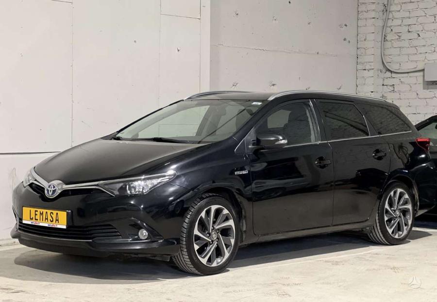 Black Toyota Auris 2018 in Klaipeda, with an engine capacity of 1.80 L and mileage of 256 thousand km for 9999 €, photo 12 on AUTOMOTO.COM.LV