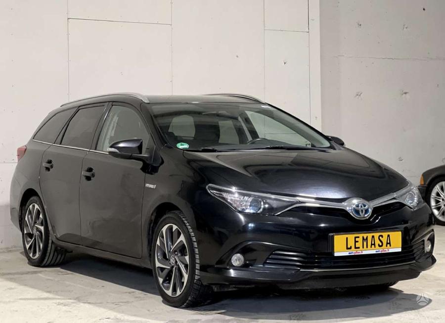 Black Toyota Auris 2018 in Klaipeda, with an engine capacity of 1.80 L and mileage of 256 thousand km for 9999 €, photo 16 on AUTOMOTO.COM.LV
