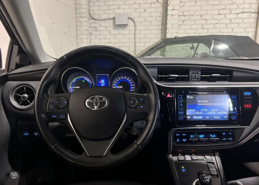 Black Toyota Auris 2018 in Klaipeda, with an engine capacity of 1.80 L and mileage of 256 thousand km for 9999 €, photo 18 on AUTOMOTO.COM.LV