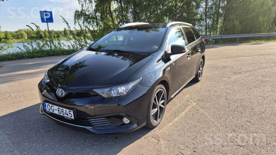 Black Toyota Auris 2018 in Aizkraukle, with an engine capacity of 1.80 L and mileage of 506 thousand km for 8950 €, photo 1 on AUTOMOTO.COM.LV