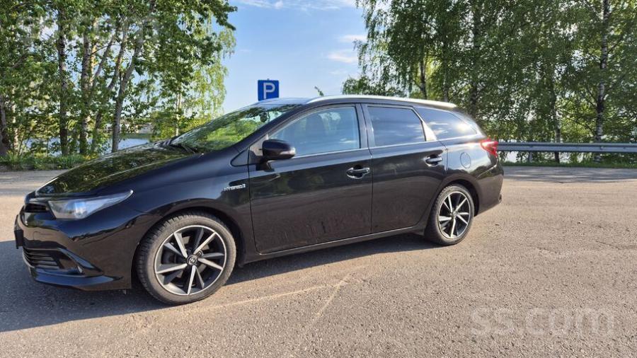 Black Toyota Auris 2018 in Aizkraukle, with an engine capacity of 1.80 L and mileage of 506 thousand km for 8950 €, photo 3 on AUTOMOTO.COM.LV