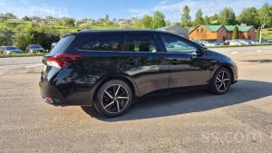 Black Toyota Auris 2018 in Aizkraukle, with an engine capacity of 1.80 L and mileage of 506 thousand km for 8950 €, photo 4 on AUTOMOTO.COM.LV
