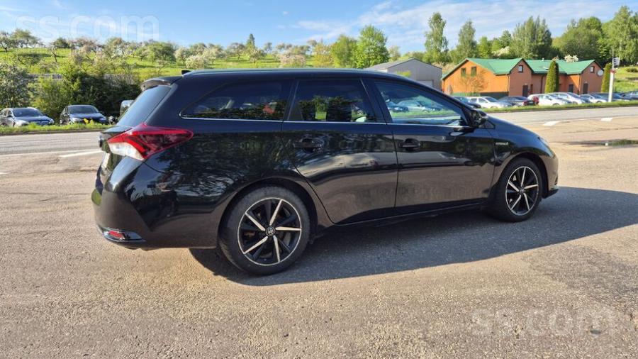 Black Toyota Auris 2018 in Aizkraukle, with an engine capacity of 1.80 L and mileage of 506 thousand km for 8950 €, photo 4 on AUTOMOTO.COM.LV