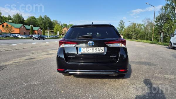 Black Toyota Auris 2018 in Aizkraukle, with an engine capacity of 1.80 L and mileage of 506 thousand km for 8950 €, photo 4 on AUTOMOTO.COM.LV