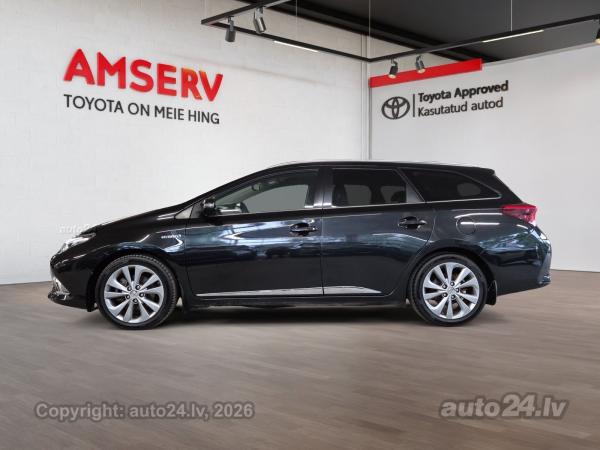 Black Toyota Auris 2018 in Tallinn, with an engine capacity of 1.80 L and mileage of 126 thousand km for 13490 €, photo 3 on AUTOMOTO.COM.LV