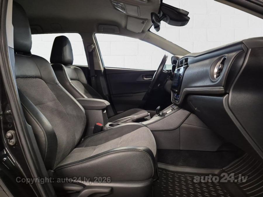 Black Toyota Auris 2018 in Tallinn, with an engine capacity of 1.80 L and mileage of 126 thousand km for 13490 €, photo 7 on AUTOMOTO.COM.LV