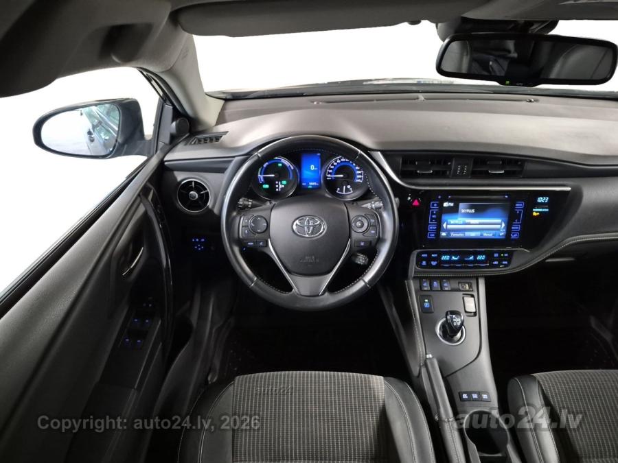Black Toyota Auris 2018 in Tallinn, with an engine capacity of 1.80 L and mileage of 126 thousand km for 13490 €, photo 10 on AUTOMOTO.COM.LV
