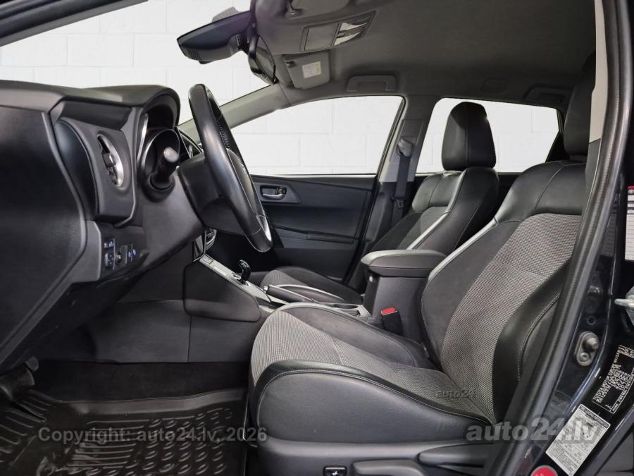 Black Toyota Auris 2018 in Tallinn, with an engine capacity of 1.80 L and mileage of 126 thousand km for 13490 €, photo 12 on AUTOMOTO.COM.LV