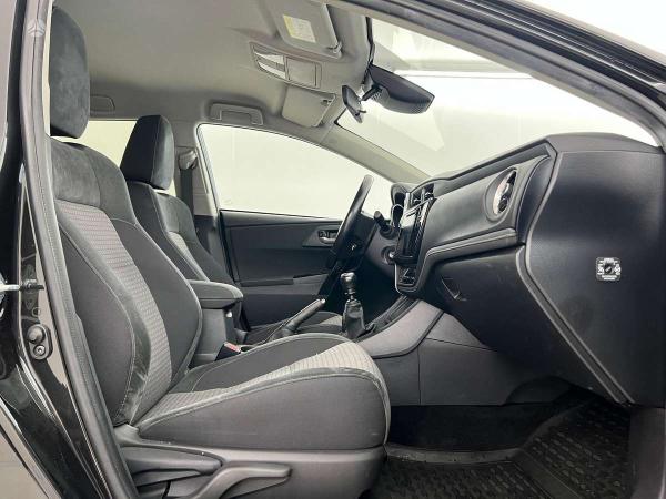 Black Toyota Auris 2018 in Vilnius, with an engine capacity of 1.60 L and mileage of 111 thousand km for 13900 €, photo 6 on AUTOMOTO.COM.LV