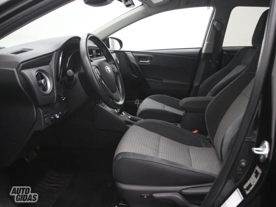 Black Toyota Auris 2019 in Vilnius, with an engine capacity of 1.80 L and mileage of 201 thousand km for 13699 €, photo 4 on AUTOMOTO.COM.LV