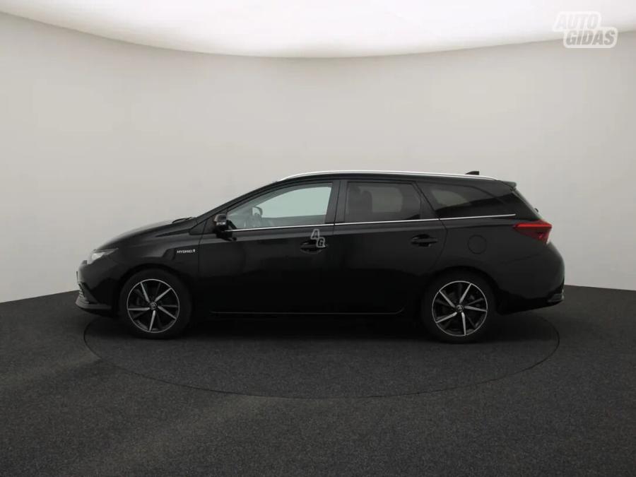 Black Toyota Auris 2019 in Vilnius, with an engine capacity of 1.80 L and mileage of 201 thousand km for 13699 €, photo 6 on AUTOMOTO.COM.LV