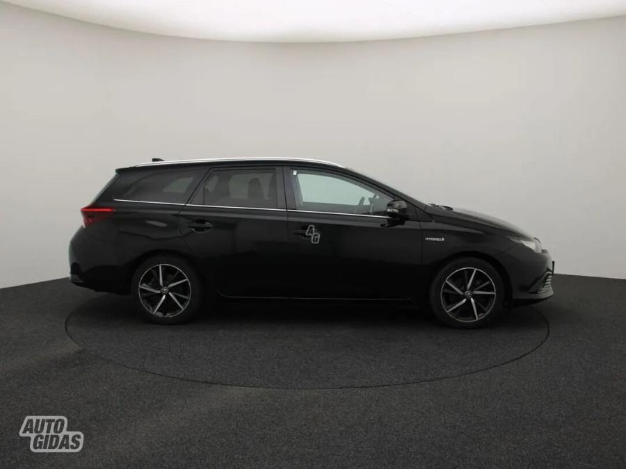 Black Toyota Auris 2019 in Vilnius, with an engine capacity of 1.80 L and mileage of 201 thousand km for 13699 €, photo 9 on AUTOMOTO.COM.LV