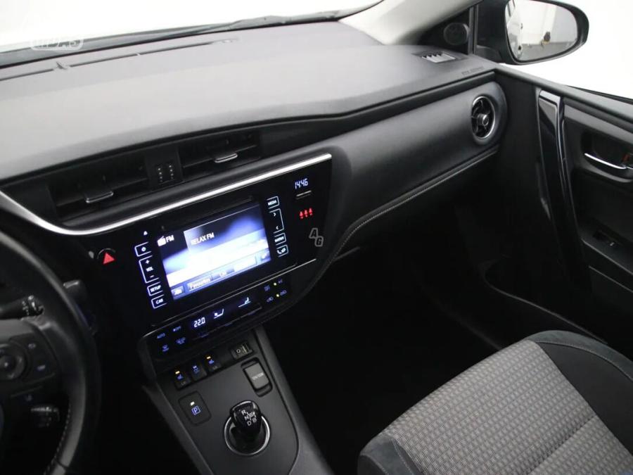 Black Toyota Auris 2019 in Vilnius, with an engine capacity of 1.80 L and mileage of 201 thousand km for 13699 €, photo 21 on AUTOMOTO.COM.LV