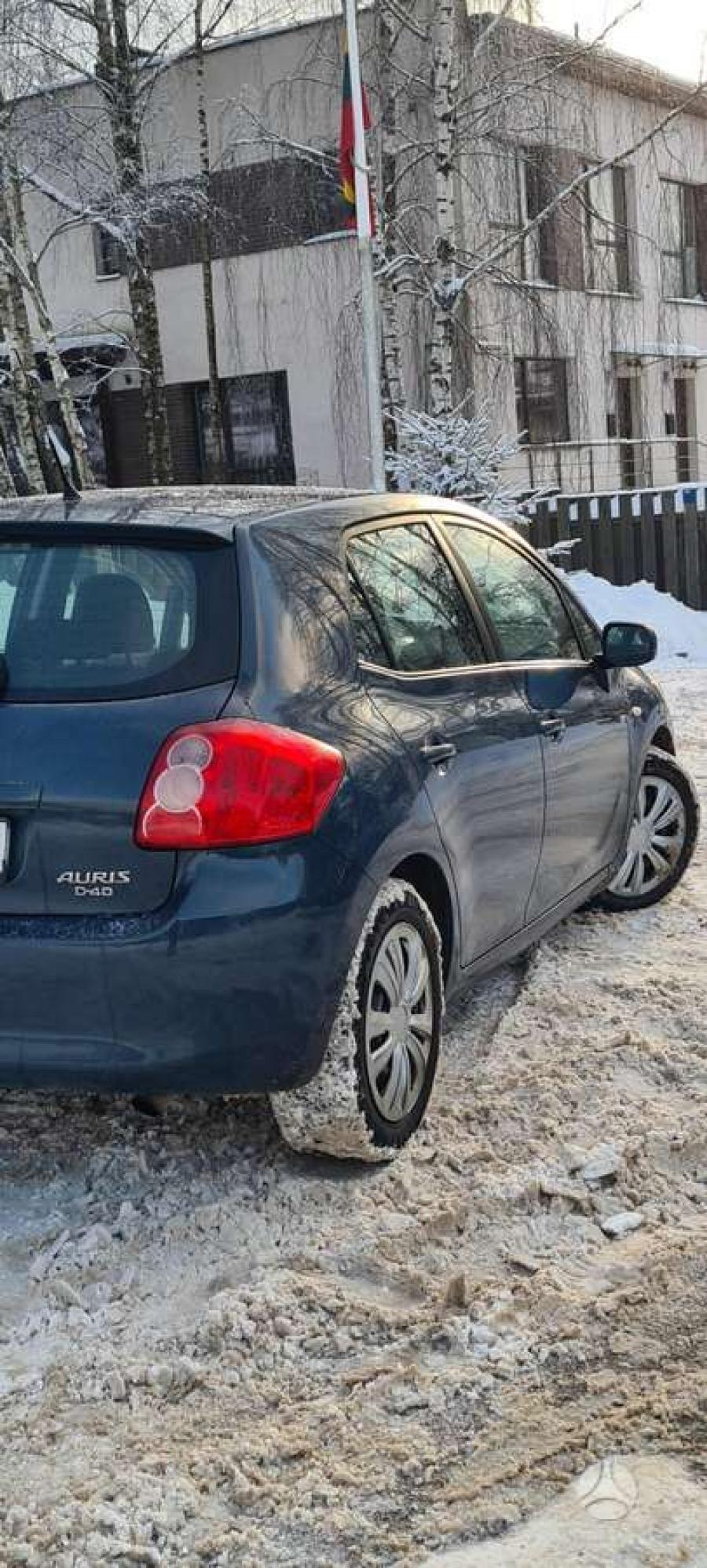 Blue Toyota Auris 2007 in Vilnius, with an engine capacity of 2.00 L and mileage of 294 thousand km for 1950 €, photo 12 on AUTOMOTO.COM.LV