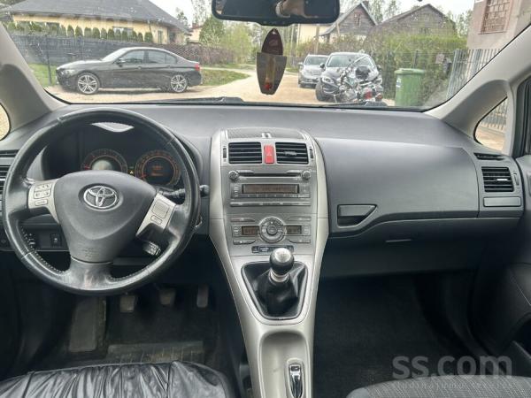 Zils Toyota Auris 2007 Rīga, ar dzinēja tilpumu 2.00 L un nobraukumu 298 tūkst. km par 1800 €, foto 5 vietnē AUTOMOTO.COM.LV
