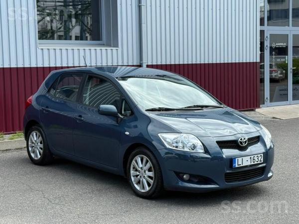 Blue Toyota Auris 2007 in Riga, with an engine capacity of 2.00 L and mileage of 288 thousand km for 2590 €, photo 1 on AUTOMOTO.COM.LV