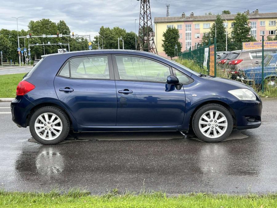 Blue Toyota Auris 2007 in Narva, with an engine capacity of 2.00 L and mileage of 190 thousand km for 1999 €, photo 6 on AUTOMOTO.COM.LV