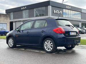 Blue Toyota Auris 2007 in Narva, with an engine capacity of 2.00 L and mileage of 190 thousand km for 1999 €, photo 17 on AUTOMOTO.COM.LV