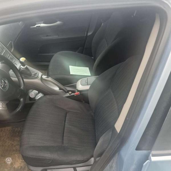 Blue Toyota Auris 2007 in Vilnius, with an engine capacity of 1.36 L and mileage of 282 thousand km for 1500 €, photo 3 on AUTOMOTO.COM.LV