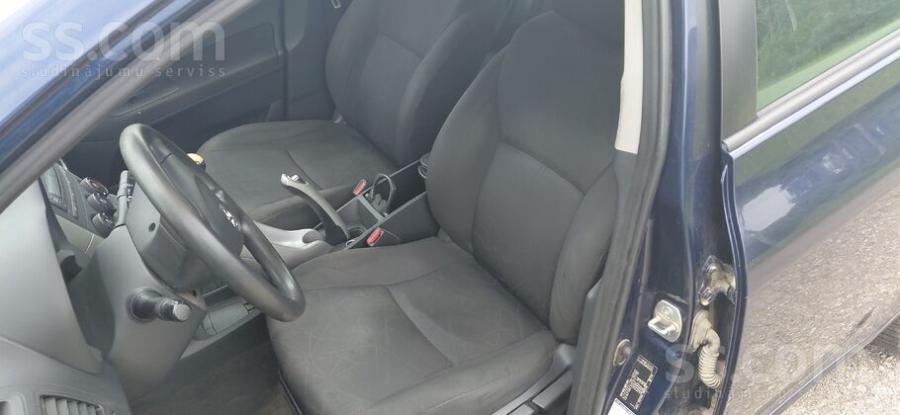 Blue Toyota Auris 2007 in Jelgava, with an engine capacity of 2.00 L and mileage of 207 thousand km for 2500 €, photo 6 on AUTOMOTO.COM.LV