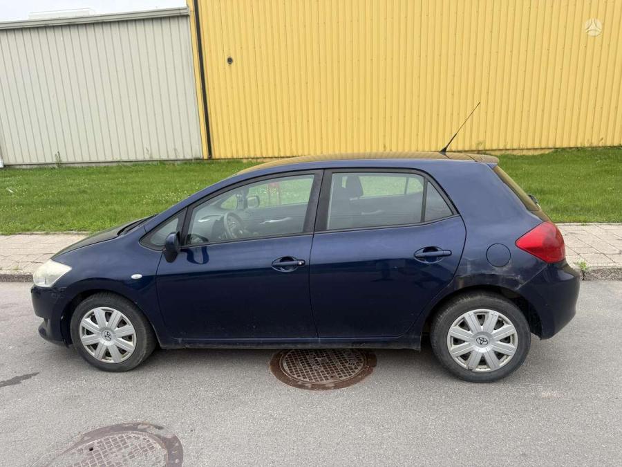 Blue Toyota Auris 2007 in Vilnius, with an engine capacity of 1.40 L and mileage of 250 thousand km for 950 €, photo 8 on AUTOMOTO.COM.LV