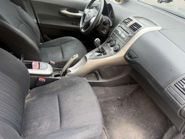 Blue Toyota Auris 2007 in Vilnius, with an engine capacity of 1.40 L and mileage of 250 thousand km for 950 €, photo 8 on AUTOMOTO.COM.LV