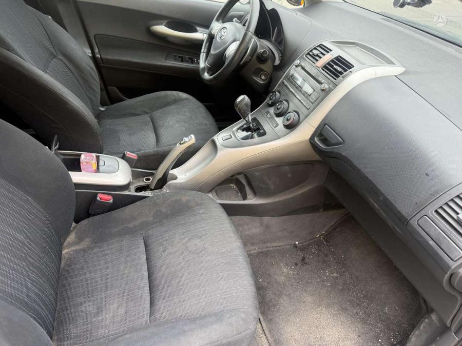 Blue Toyota Auris 2007 in Vilnius, with an engine capacity of 1.40 L and mileage of 250 thousand km for 950 €, photo 9 on AUTOMOTO.COM.LV