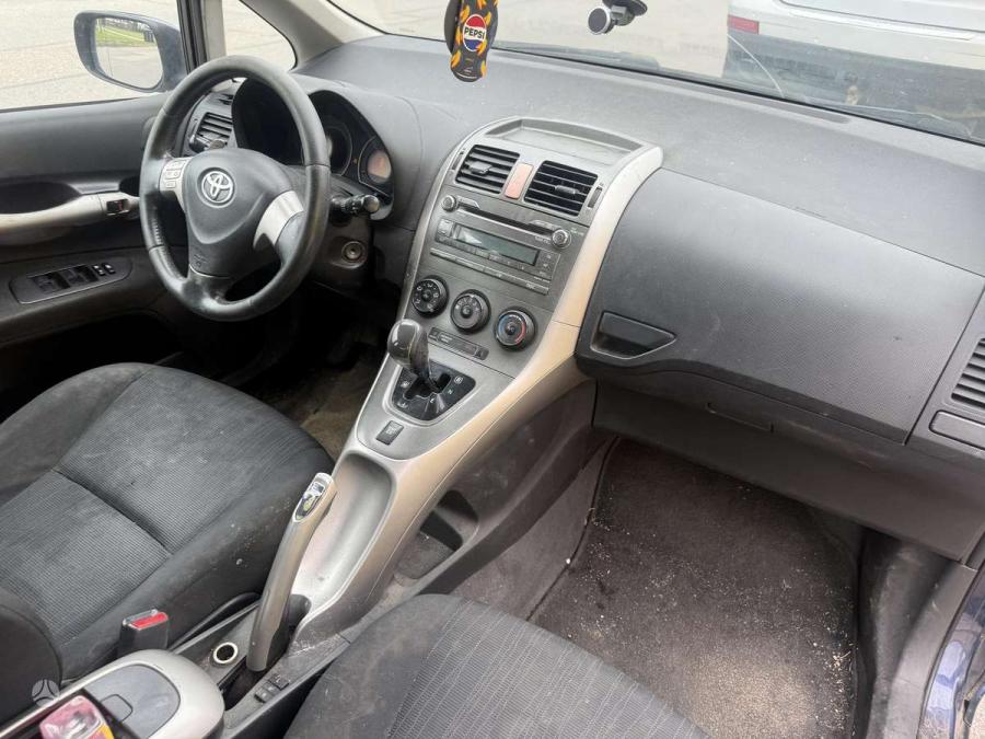 Blue Toyota Auris 2007 in Vilnius, with an engine capacity of 1.40 L and mileage of 250 thousand km for 950 €, photo 10 on AUTOMOTO.COM.LV