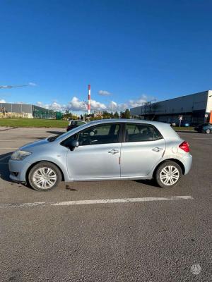 Blue Toyota Auris 2007 in Siauliai, with an engine capacity of 2.00 L and mileage of 327 thousand km for 1650 €, photo 6 on AUTOMOTO.COM.LV