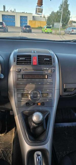 Blue Toyota Auris 2007 in Siauliai, with an engine capacity of 2.00 L and mileage of 327 thousand km for 1650 €, photo 8 on AUTOMOTO.COM.LV