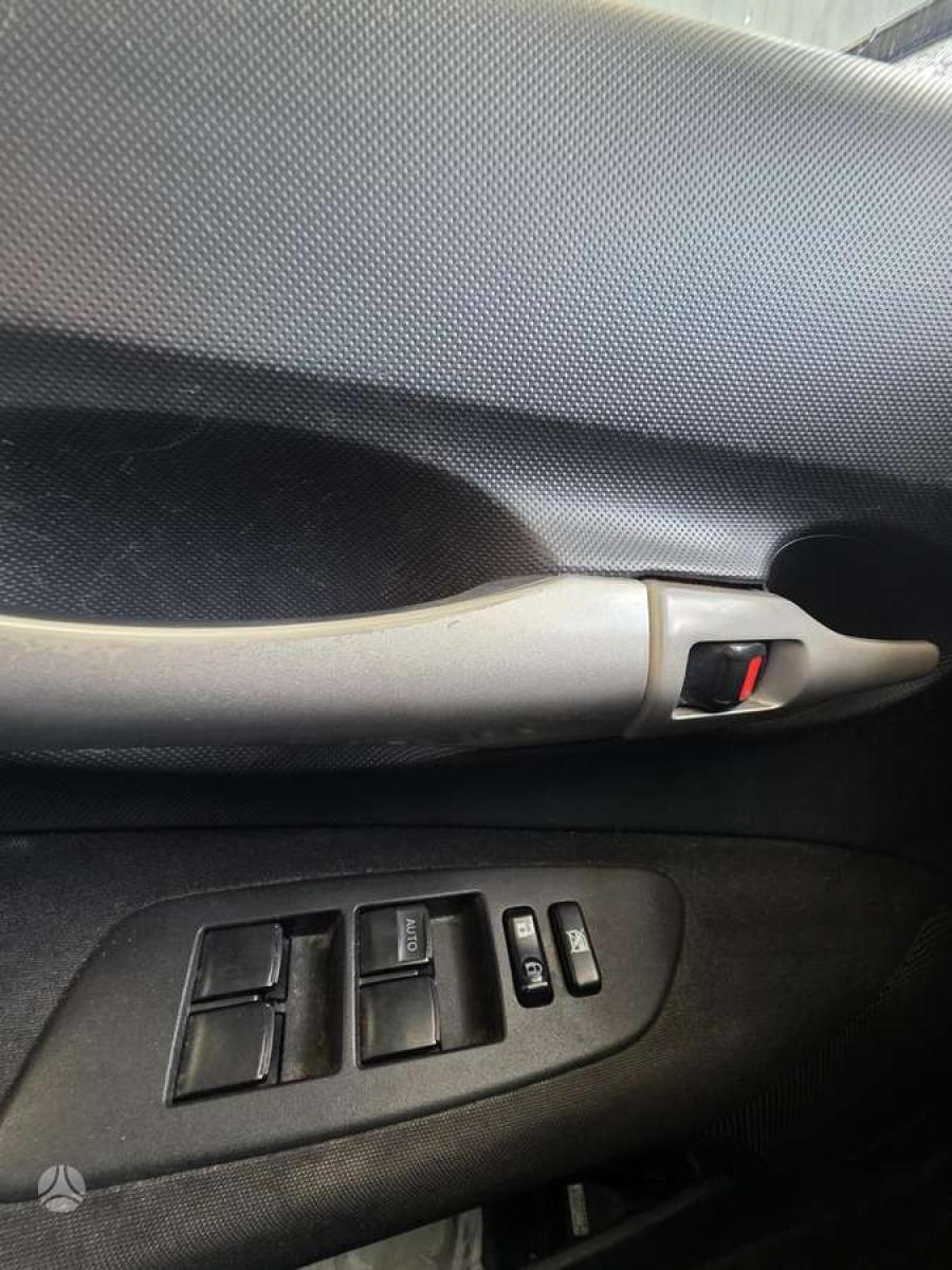 Zils Toyota Auris 2007 Kupiškis, ar dzinēja tilpumu 2.00 L un nobraukumu 237 tūkst. km par 2100 €, foto 12 vietnē AUTOMOTO.COM.LV