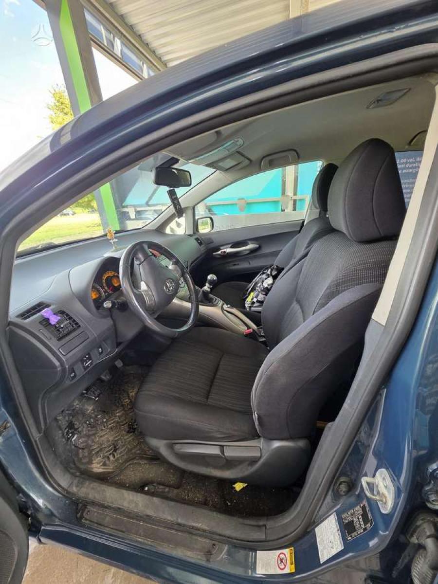 Zils Toyota Auris 2007 Kupiškis, ar dzinēja tilpumu 2.00 L un nobraukumu 237 tūkst. km par 2100 €, foto 13 vietnē AUTOMOTO.COM.LV